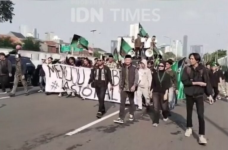 HMI MPO Demo di DPR bawa spanduk "PRABOWO ATAU PERTAMAX TURUN" - PORTAL ...